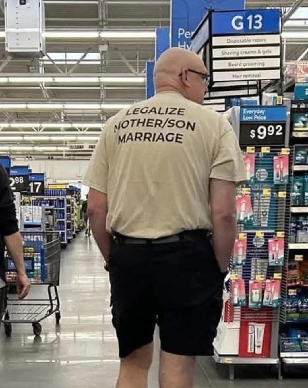 13 People of Walmart Making the Store Their Own | eBaum's World