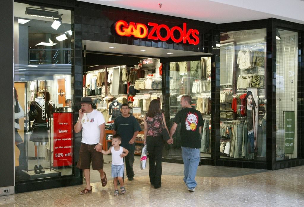 Fascinating Photos Of Malls In The 90s Will Bring You Back To Your