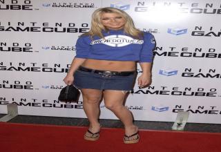 21 Awkward Celebrity Photos from GameCube's Launch Party 19 Years Ago ...