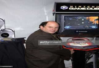 21 Awkward Celebrity Photos from GameCube's Launch Party 19 Years Ago ...