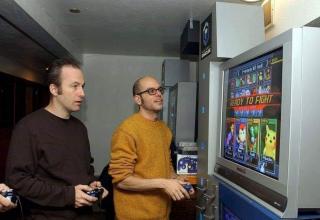 21 Awkward Celebrity Photos from GameCube's Launch Party 19 Years Ago ...