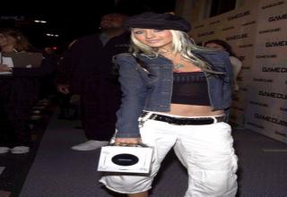 21 Awkward Celebrity Photos from GameCube's Launch Party 19 Years Ago ...