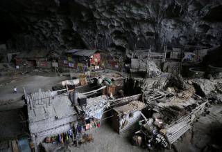 25 Photos of Zhongdong, China’s Last Cave Village | eBaum's World