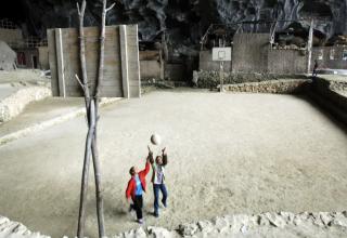 25 Photos of Zhongdong, China’s Last Cave Village | eBaum's World