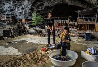 25 Photos of Zhongdong, China’s Last Cave Village | eBaum's World