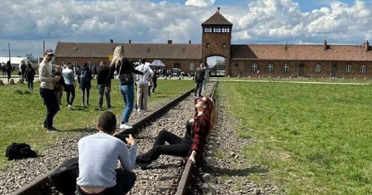 46 Tourists Ruining Things For Everyone Else | eBaum's World
