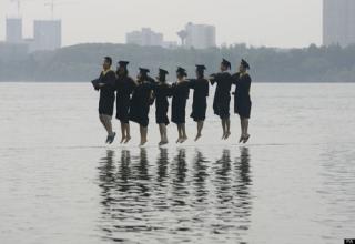 23 Unusual Graduation Photos That Will Make You Say... WTF? | eBaum's World