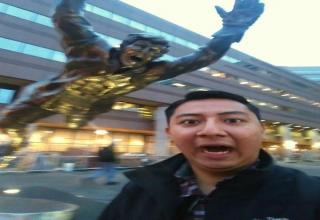 28 Ridiculous Photos With Statues - Funny Gallery | eBaum's World