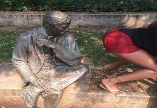 28 Ridiculous Photos With Statues - Funny Gallery | eBaum's World