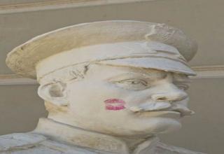 28 Ridiculous Photos With Statues - Funny Gallery | eBaum's World
