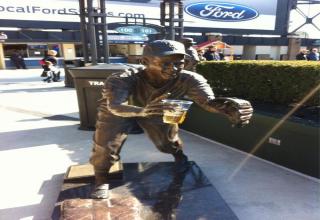 28 Ridiculous Photos With Statues - Funny Gallery | eBaum's World