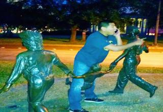 28 Ridiculous Photos With Statues - Funny Gallery | eBaum's World