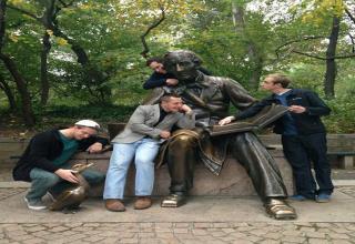 28 Ridiculous Photos With Statues - Funny Gallery | eBaum's World