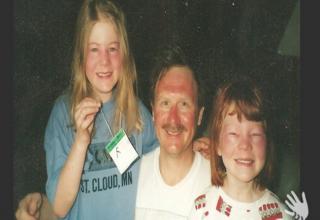 17 People With Very Awkward Hover Hands - Pop Culture Gallery | eBaum's ...