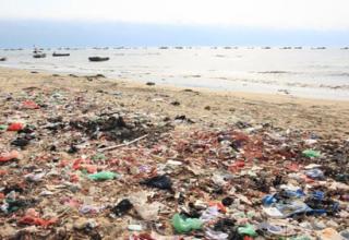 This is one dirty beach in china - Gallery | eBaum's World